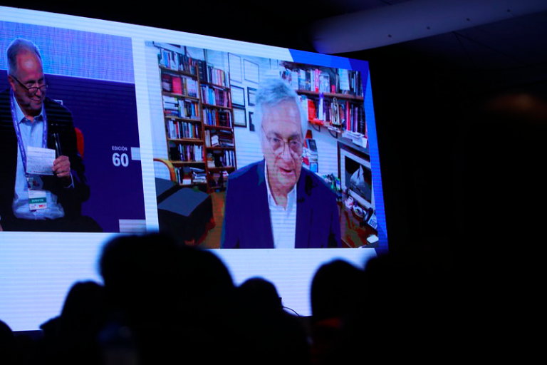 Moisés Naím: “La democracia en el mundo va en peligro de extinción”